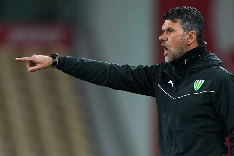 Tondela: Cristiano Bacci agride Gilberto Coimbra e é despedido - Jornal ...